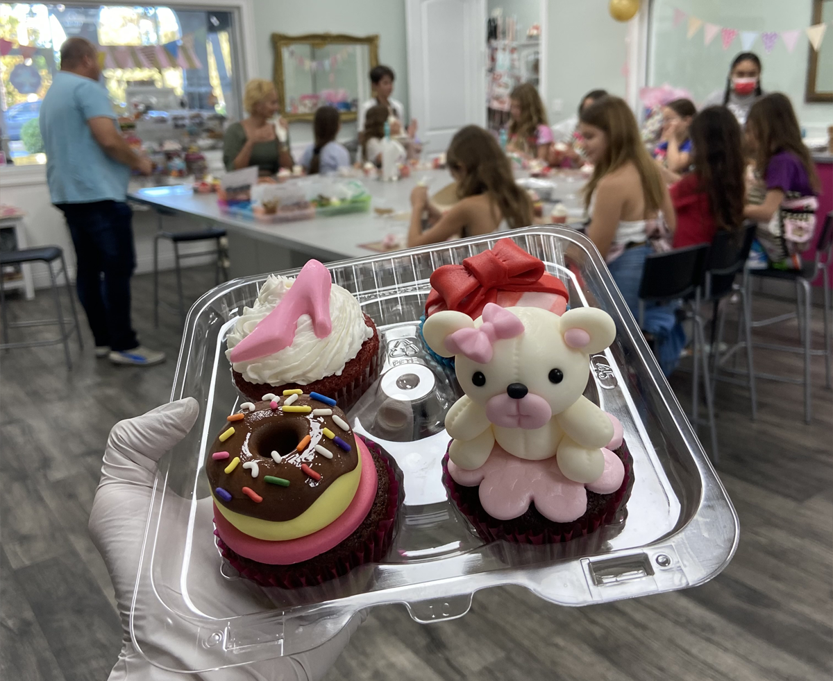 Adult Cupcake Decorating Event - Mia Cake House